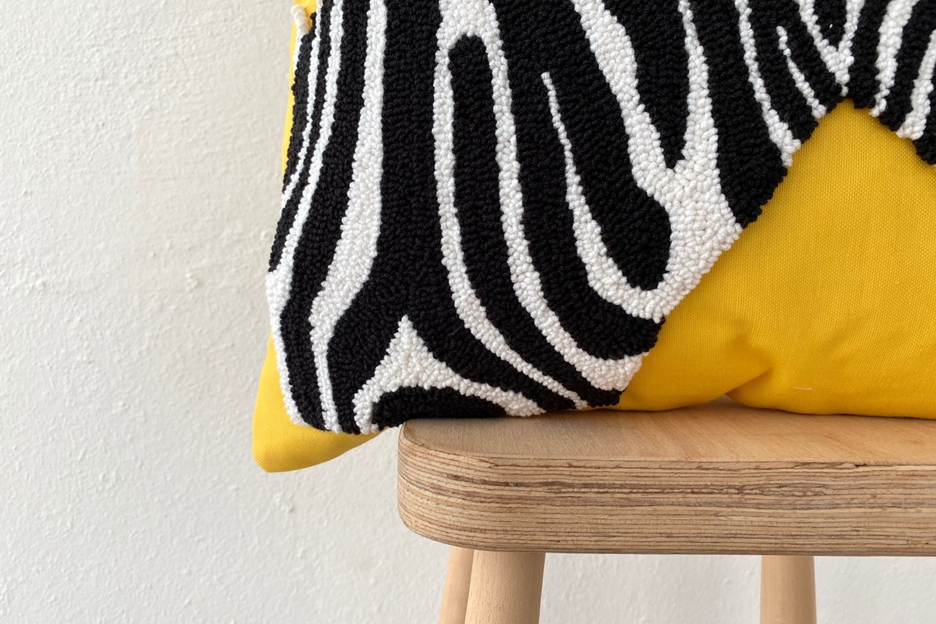 GALİA TASARIM ZEBRA PUNCH KIRLENT YASTIK İÇ DOLGULU, SARI FİYATI - Vivense