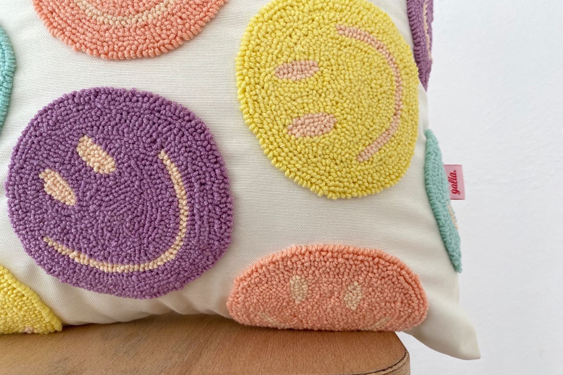 GALİA TASARIM PASTEL SMILE PUNCH KIRLENT YASTIK KILIFI FİYATI - Vivense