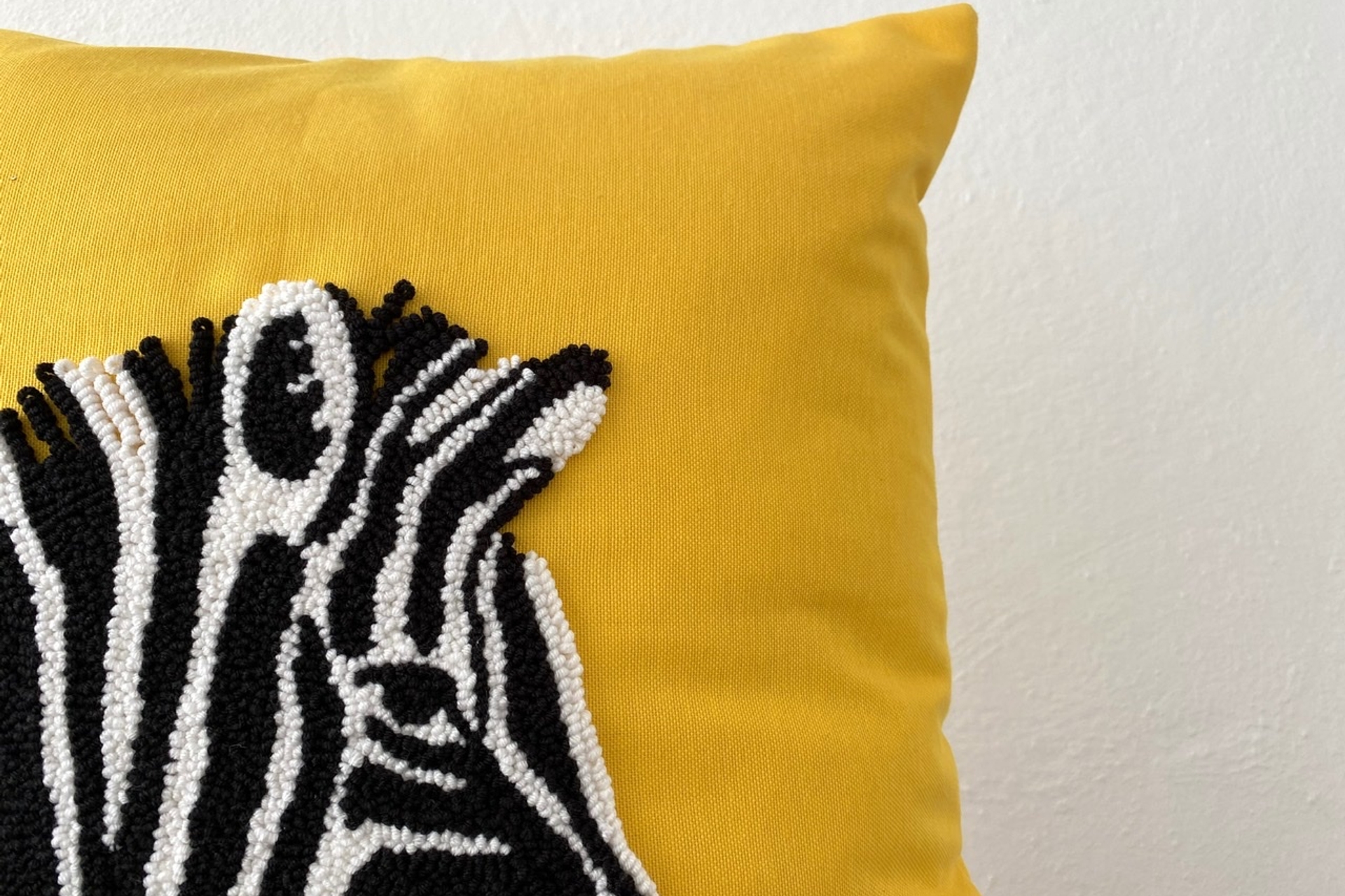 GALİA TASARIM ZEBRA PUNCH KIRLENT YASTIK İÇ DOLGULU, SARI FİYATI - Vivense