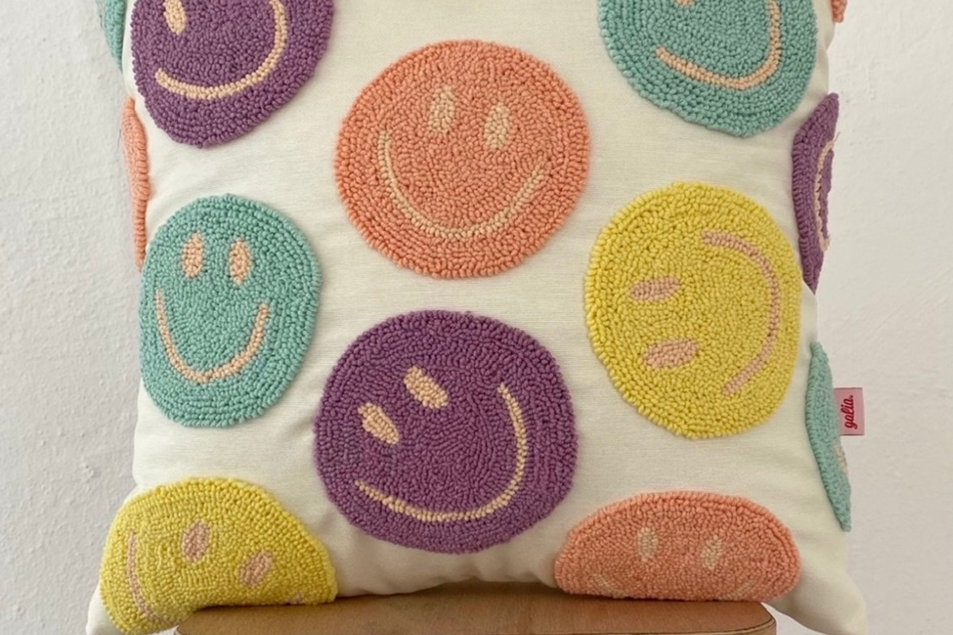 GALİA TASARIM PASTEL SMILE PUNCH KIRLENT YASTIK KILIFI FİYATI - Vivense